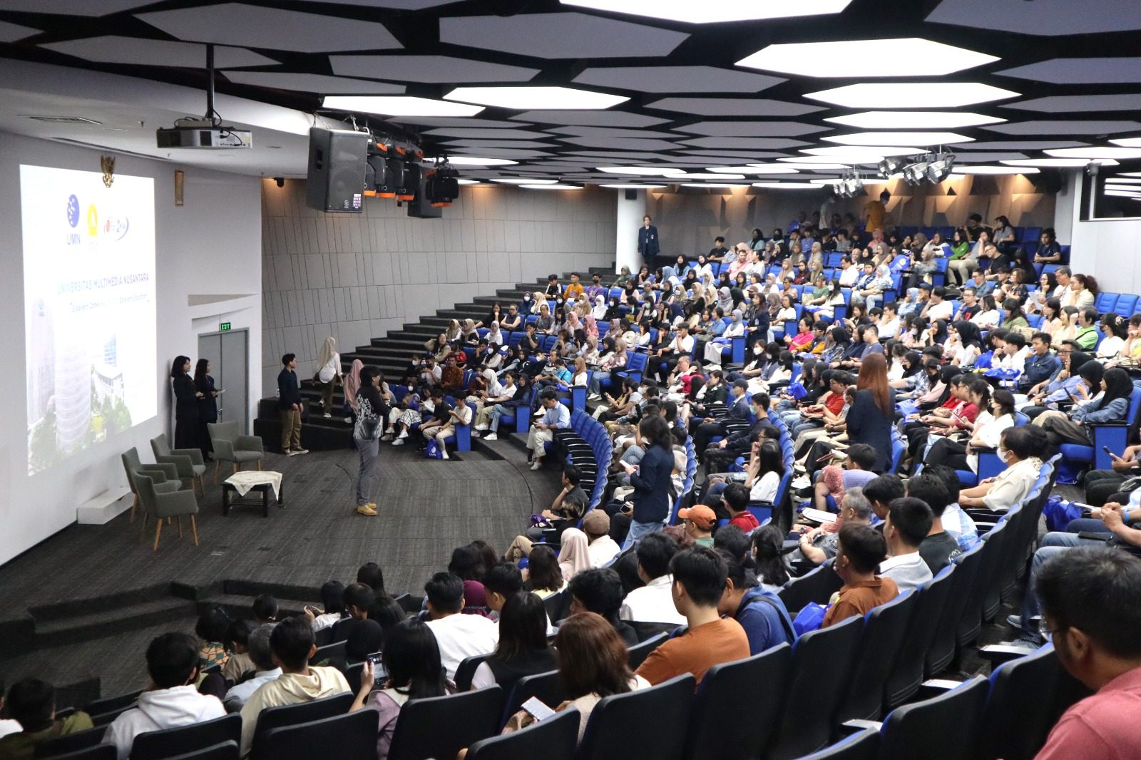 Kembali Menggelar Open House, Booth Fakultas dipenuhi Pengunjung ...